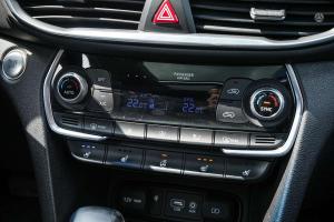 Black Hyundai Santa Fe 2019 in Marijampole, with an engine capacity of 2.20 L and mileage of 162 thousand km for 21450 €, photo 22 on AUTOMOTO.COM.LV