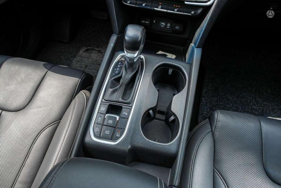 Black Hyundai Santa Fe 2019 in Marijampole, with an engine capacity of 2.20 L and mileage of 162 thousand km for 21450 €, photo 23 on AUTOMOTO.COM.LV