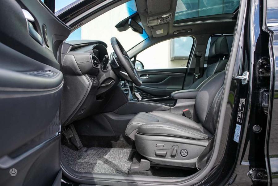 Black Hyundai Santa Fe 2019 in Marijampole, with an engine capacity of 2.20 L and mileage of 162 thousand km for 21450 €, photo 29 on AUTOMOTO.COM.LV
