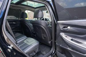 Black Hyundai Santa Fe 2019 in Marijampole, with an engine capacity of 2.20 L and mileage of 162 thousand km for 21450 €, photo 37 on AUTOMOTO.COM.LV
