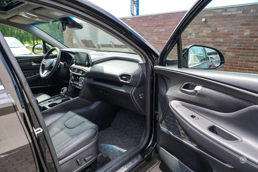 Black Hyundai Santa Fe 2019 in Marijampole, with an engine capacity of 2.20 L and mileage of 162 thousand km for 21450 €, photo 39 on AUTOMOTO.COM.LV