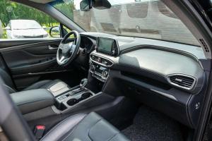 Black Hyundai Santa Fe 2019 in Marijampole, with an engine capacity of 2.20 L and mileage of 162 thousand km for 21450 €, photo 40 on AUTOMOTO.COM.LV