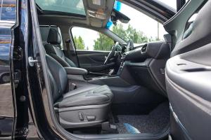 Black Hyundai Santa Fe 2019 in Marijampole, with an engine capacity of 2.20 L and mileage of 162 thousand km for 21450 €, photo 41 on AUTOMOTO.COM.LV