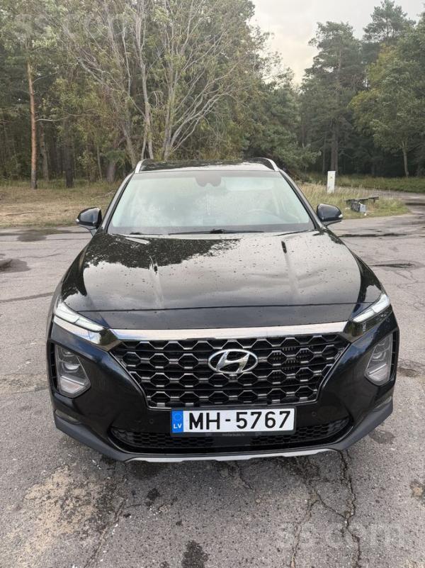 Black Hyundai Santa Fe 2019 in Riga, with an engine capacity of 2.20 L and mileage of 273 thousand km for 19490 €, photo 1 on AUTOMOTO.COM.LV