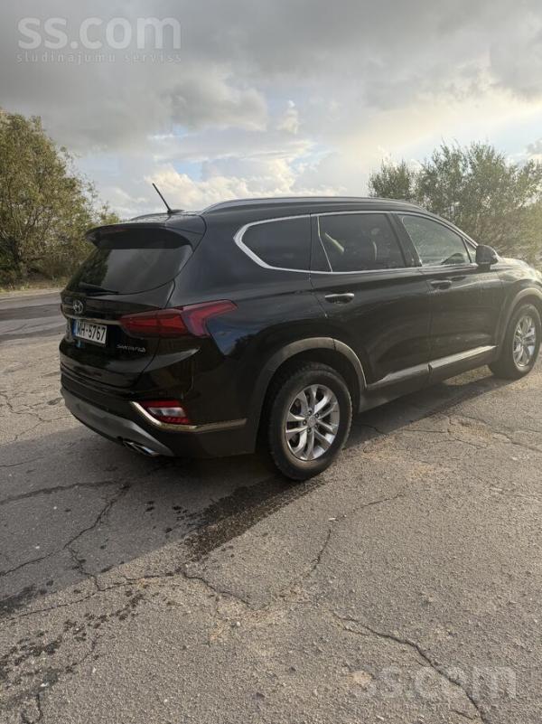 Black Hyundai Santa Fe 2019 in Riga, with an engine capacity of 2.20 L and mileage of 273 thousand km for 19490 €, photo 4 on AUTOMOTO.COM.LV