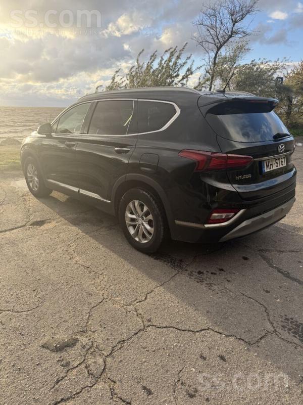 Black Hyundai Santa Fe 2019 in Riga, with an engine capacity of 2.20 L and mileage of 273 thousand km for 19490 €, photo 5 on AUTOMOTO.COM.LV