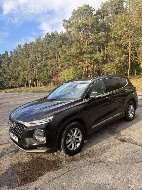 Black Hyundai Santa Fe 2019 in Riga, with an engine capacity of 2.20 L and mileage of 273 thousand km for 19490 €, photo 6 on AUTOMOTO.COM.LV