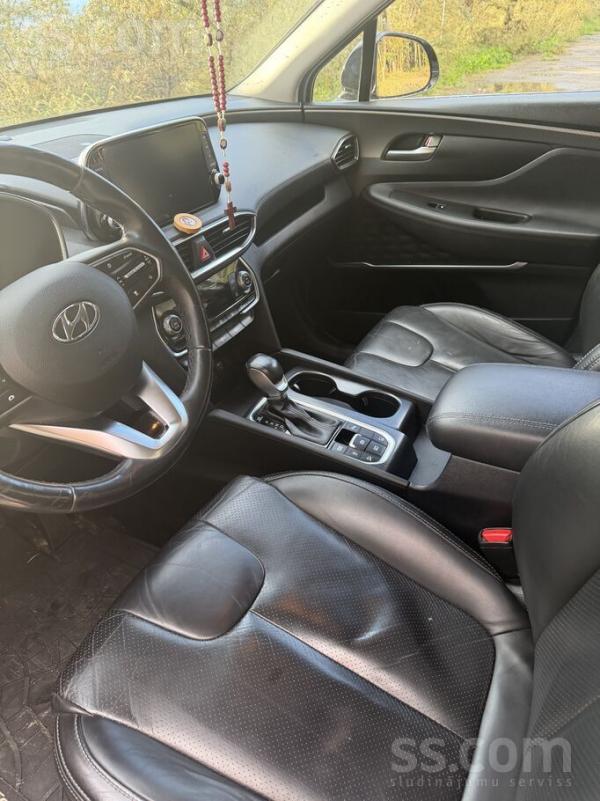 Black Hyundai Santa Fe 2019 in Riga, with an engine capacity of 2.20 L and mileage of 273 thousand km for 19490 €, photo 8 on AUTOMOTO.COM.LV