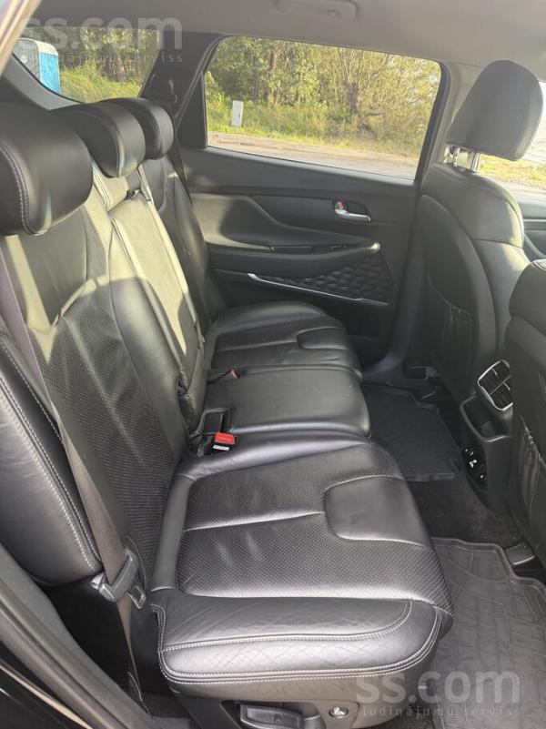 Black Hyundai Santa Fe 2019 in Riga, with an engine capacity of 2.20 L and mileage of 273 thousand km for 19490 €, photo 9 on AUTOMOTO.COM.LV