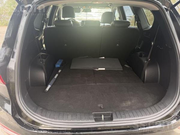 Black Hyundai Santa Fe 2019 in Riga, with an engine capacity of 2.20 L and mileage of 273 thousand km for 19490 €, photo 11 on AUTOMOTO.COM.LV