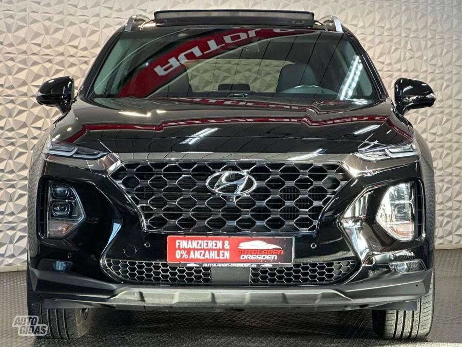 Black Hyundai Santa Fe 2020 in Kaunas, with an engine capacity of 2.20 L and mileage of 69 thousand km for 32699 €, photo 3 on AUTOMOTO.COM.LV