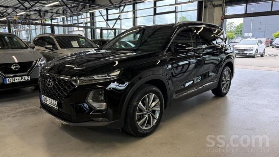 Black Hyundai Santa Fe 2020 in Riga, with an engine capacity of 2.40 L and mileage of 55 thousand km for 24900 €, photo 1 on AUTOMOTO.COM.LV