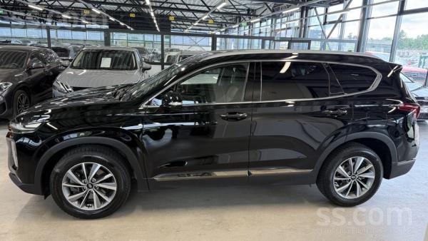 Melns Hyundai Santa Fe 2020 Rīga, ar dzinēja tilpumu 2.40 L un nobraukumu 55 tūkst. km par 24900 €, foto 2 vietnē AUTOMOTO.COM.LV