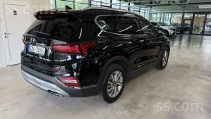 Black Hyundai Santa Fe 2020 in Riga, with an engine capacity of 2.40 L and mileage of 55 thousand km for 24900 €, photo 5 on AUTOMOTO.COM.LV