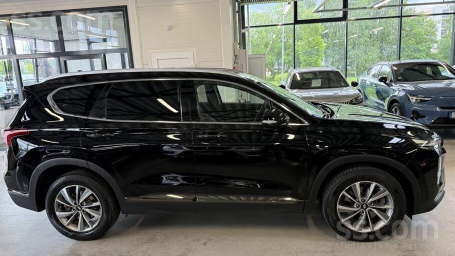 Black Hyundai Santa Fe 2020 in Riga, with an engine capacity of 2.40 L and mileage of 55 thousand km for 24900 €, photo 6 on AUTOMOTO.COM.LV