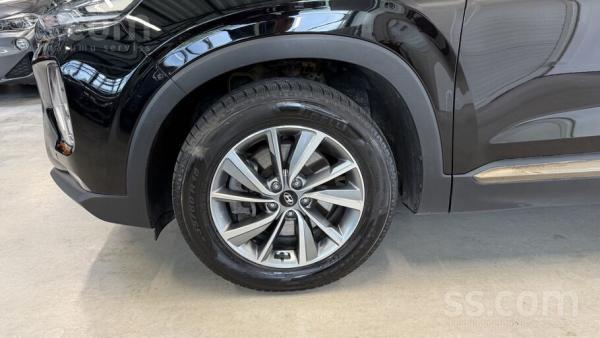 Melns Hyundai Santa Fe 2020 Rīga, ar dzinēja tilpumu 2.40 L un nobraukumu 55 tūkst. km par 24900 €, foto 7 vietnē AUTOMOTO.COM.LV