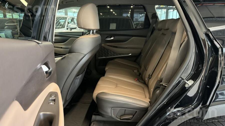 Black Hyundai Santa Fe 2020 in Riga, with an engine capacity of 2.40 L and mileage of 55 thousand km for 24900 €, photo 15 on AUTOMOTO.COM.LV
