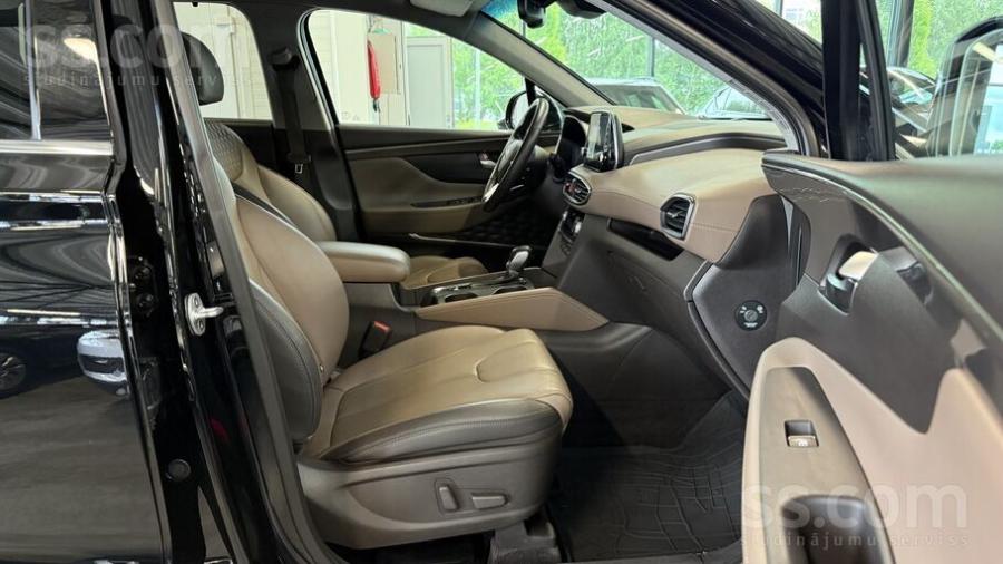 Black Hyundai Santa Fe 2020 in Riga, with an engine capacity of 2.40 L and mileage of 55 thousand km for 24900 €, photo 19 on AUTOMOTO.COM.LV