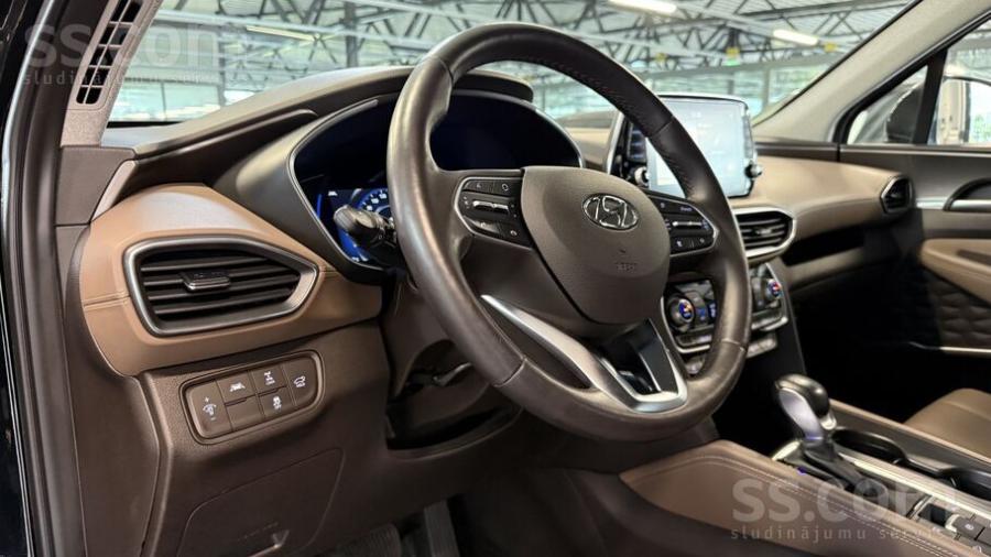 Black Hyundai Santa Fe 2020 in Riga, with an engine capacity of 2.40 L and mileage of 55 thousand km for 24900 €, photo 21 on AUTOMOTO.COM.LV