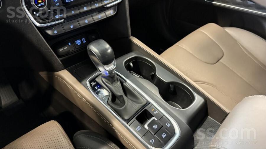 Black Hyundai Santa Fe 2020 in Riga, with an engine capacity of 2.40 L and mileage of 55 thousand km for 24900 €, photo 26 on AUTOMOTO.COM.LV