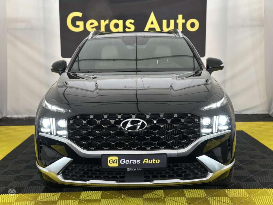 Black Hyundai Santa Fe 2021 in Vilnius, with an engine capacity of 1.60 L and mileage of 17 thousand km for 34790 €, photo 2 on AUTOMOTO.COM.LV