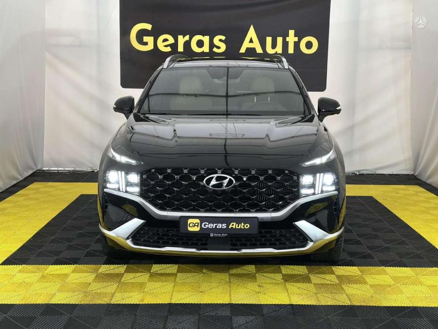 Black Hyundai Santa Fe 2021 in Vilnius, with an engine capacity of 1.60 L and mileage of 17 thousand km for 34790 €, photo 7 on AUTOMOTO.COM.LV