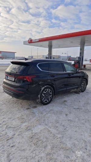 Black Hyundai Santa Fe 2021 in Panevezys, with an engine capacity of 1.60 L and mileage of 83 thousand km for 29500 €, photo 3 on AUTOMOTO.COM.LV