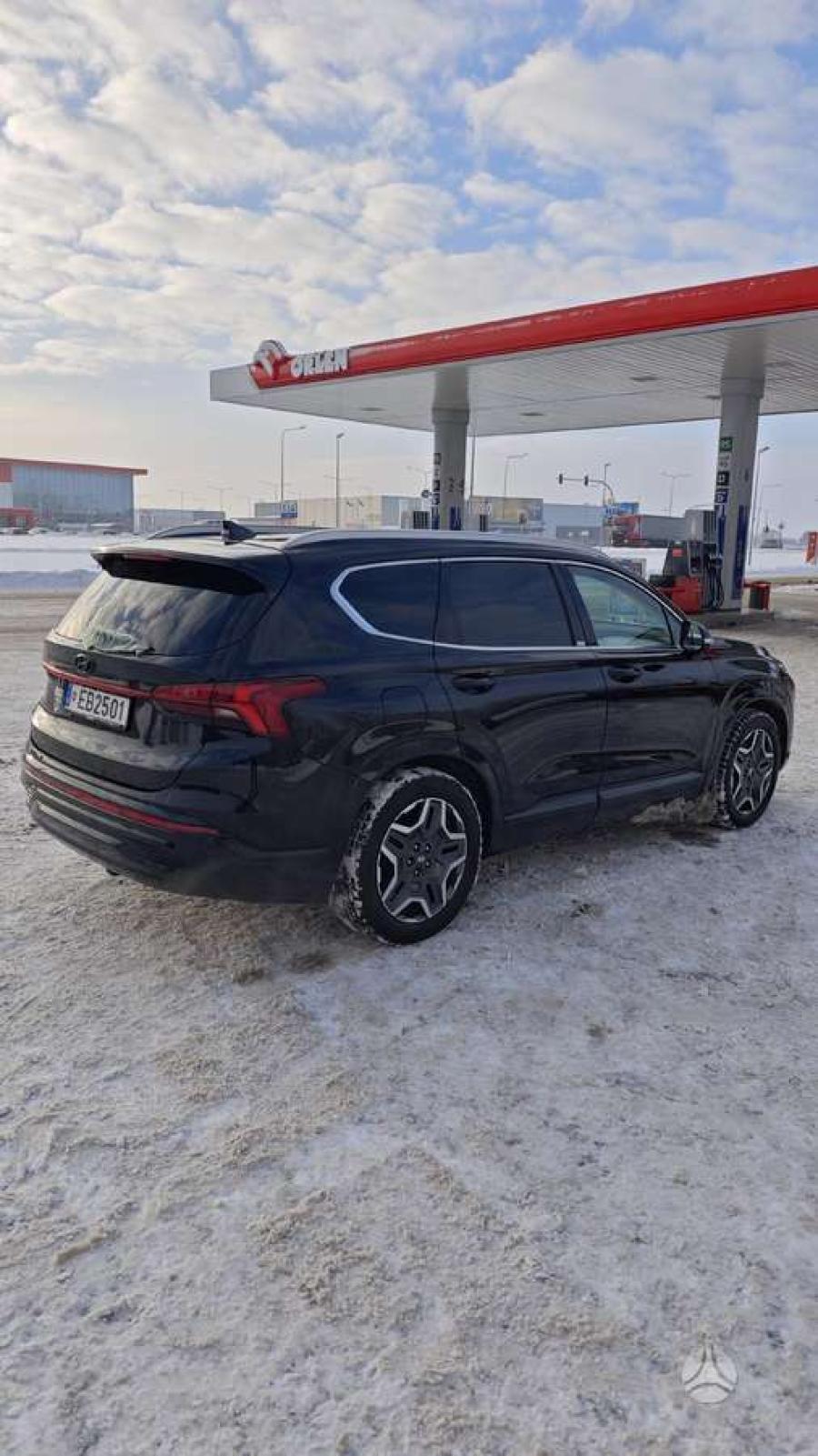 Black Hyundai Santa Fe 2021 in Panevezys, with an engine capacity of 1.60 L and mileage of 83 thousand km for 29500 €, photo 3 on AUTOMOTO.COM.LV