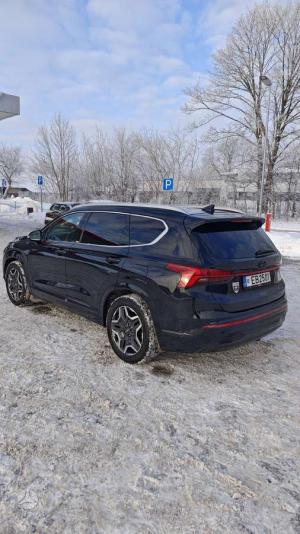 Black Hyundai Santa Fe 2021 in Panevezys, with an engine capacity of 1.60 L and mileage of 83 thousand km for 29500 €, photo 4 on AUTOMOTO.COM.LV