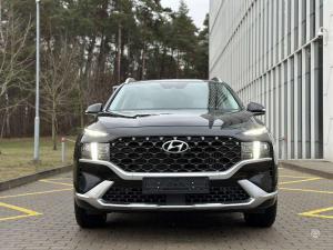 Black Hyundai Santa Fe 2021 in Vilnius, with an engine capacity of 1.60 L and mileage of 79 thousand km for 29499 €, photo 2 on AUTOMOTO.COM.LV