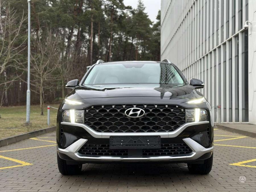 Black Hyundai Santa Fe 2021 in Vilnius, with an engine capacity of 1.60 L and mileage of 79 thousand km for 29499 €, photo 2 on AUTOMOTO.COM.LV