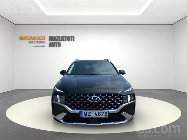 Black Hyundai Santa Fe 2021 in Riga, with an engine capacity of 2.20 L and mileage of 119 thousand km for 26990 €, photo 2 on AUTOMOTO.COM.LV
