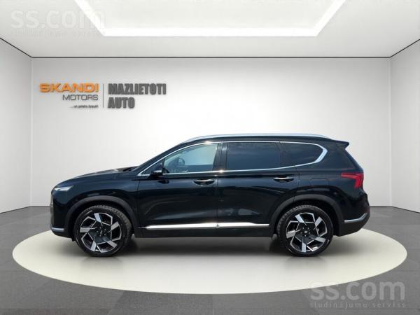 Black Hyundai Santa Fe 2021 in Riga, with an engine capacity of 2.20 L and mileage of 119 thousand km for 26990 €, photo 3 on AUTOMOTO.COM.LV