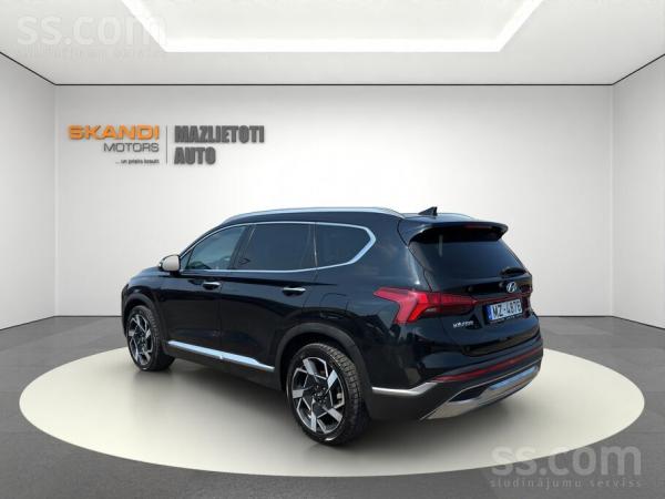 Black Hyundai Santa Fe 2021 in Riga, with an engine capacity of 2.20 L and mileage of 119 thousand km for 26990 €, photo 4 on AUTOMOTO.COM.LV