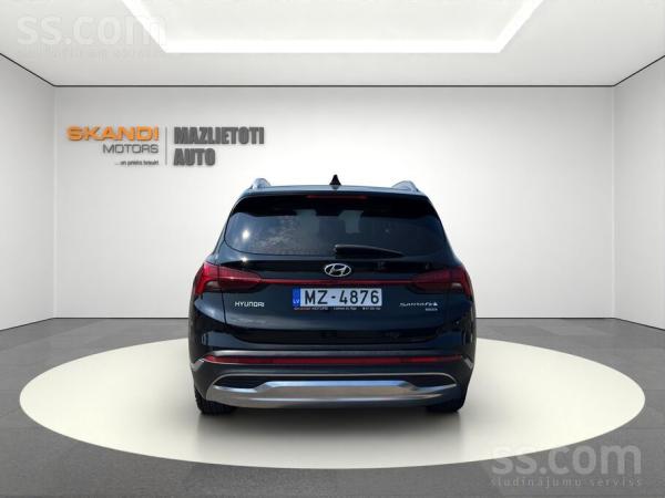 Black Hyundai Santa Fe 2021 in Riga, with an engine capacity of 2.20 L and mileage of 119 thousand km for 26990 €, photo 5 on AUTOMOTO.COM.LV