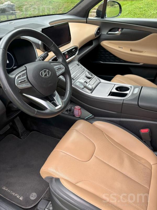 Black Hyundai Santa Fe 2021 in Riga, with an engine capacity of 2.20 L and mileage of 133 thousand km for 27500 €, photo 7 on AUTOMOTO.COM.LV