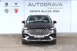 Black Hyundai Santa Fe 2022 in Riga, with an engine capacity of 1.60 L and mileage of 66 thousand km for 34000 €, photo 3 on AUTOMOTO.COM.LV