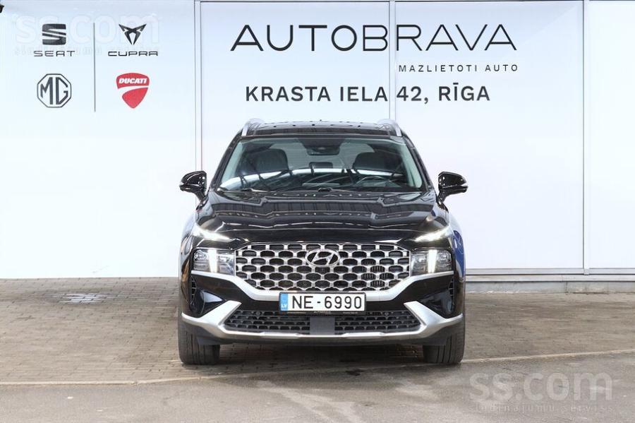 Black Hyundai Santa Fe 2022 in Riga, with an engine capacity of 1.60 L and mileage of 66 thousand km for 34000 €, photo 3 on AUTOMOTO.COM.LV