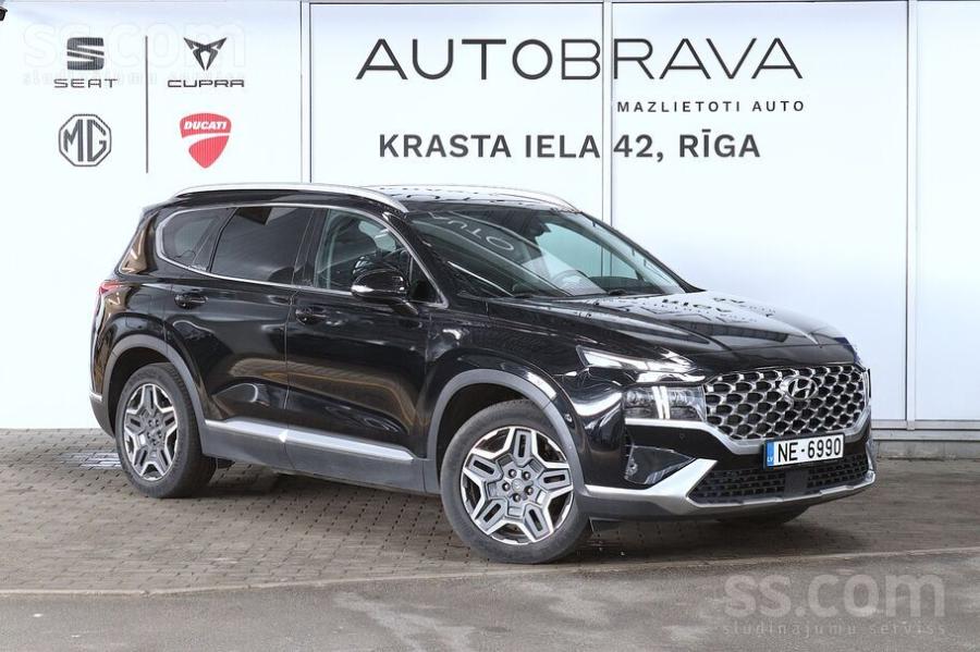 Black Hyundai Santa Fe 2022 in Riga, with an engine capacity of 1.60 L and mileage of 66 thousand km for 34000 €, photo 4 on AUTOMOTO.COM.LV