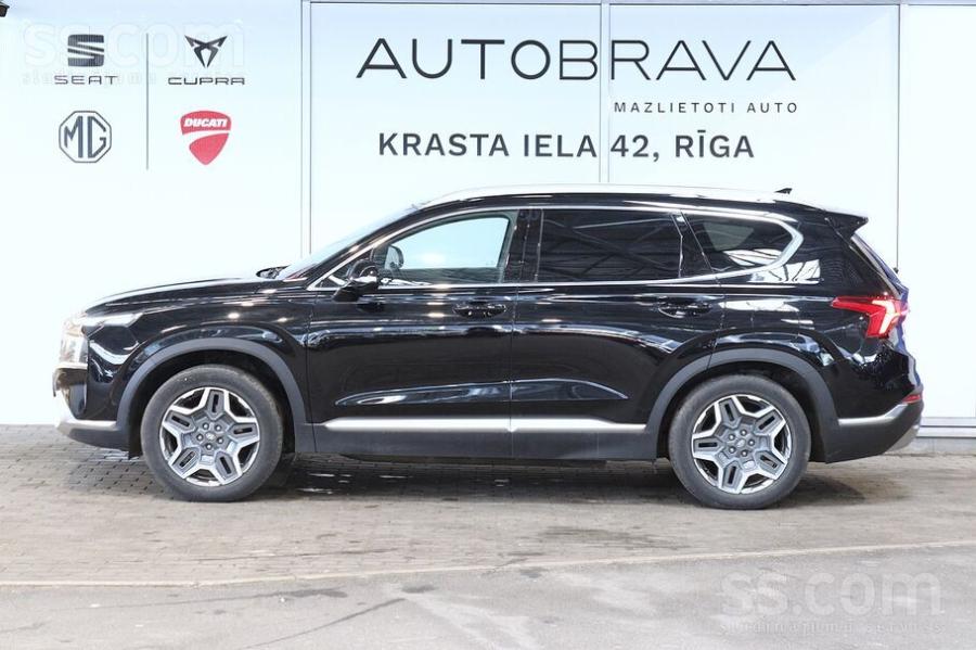 Black Hyundai Santa Fe 2022 in Riga, with an engine capacity of 1.60 L and mileage of 66 thousand km for 34000 €, photo 5 on AUTOMOTO.COM.LV