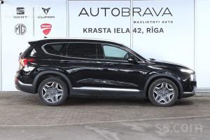 Black Hyundai Santa Fe 2022 in Riga, with an engine capacity of 1.60 L and mileage of 66 thousand km for 34000 €, photo 6 on AUTOMOTO.COM.LV