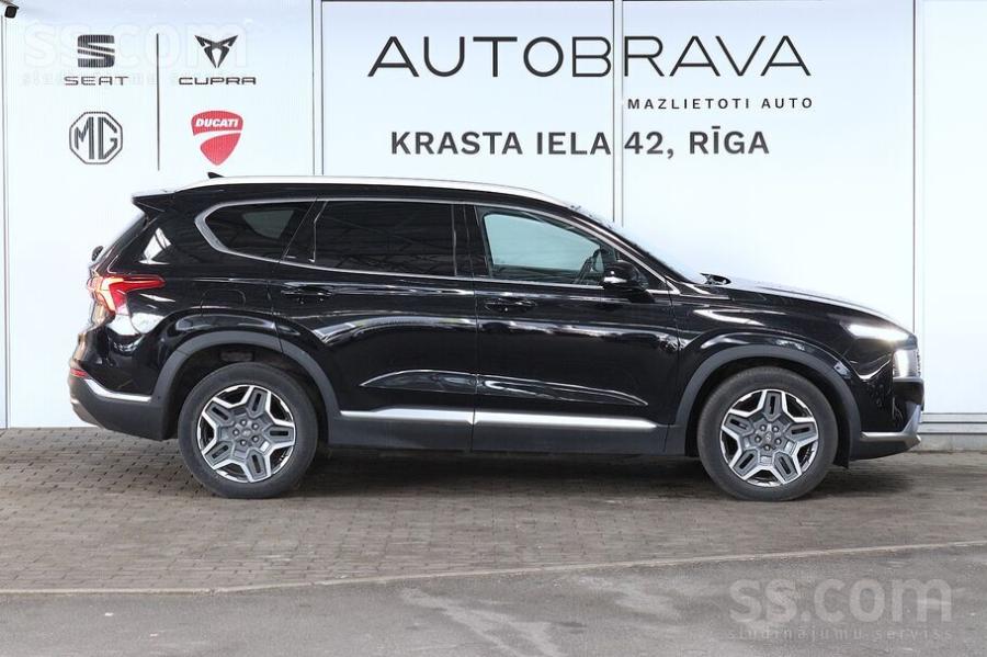 Black Hyundai Santa Fe 2022 in Riga, with an engine capacity of 1.60 L and mileage of 66 thousand km for 34000 €, photo 6 on AUTOMOTO.COM.LV