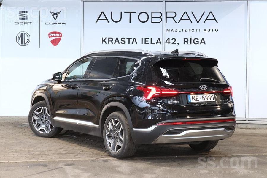 Black Hyundai Santa Fe 2022 in Riga, with an engine capacity of 1.60 L and mileage of 66 thousand km for 34000 €, photo 7 on AUTOMOTO.COM.LV