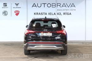 Black Hyundai Santa Fe 2022 in Riga, with an engine capacity of 1.60 L and mileage of 66 thousand km for 34000 €, photo 8 on AUTOMOTO.COM.LV