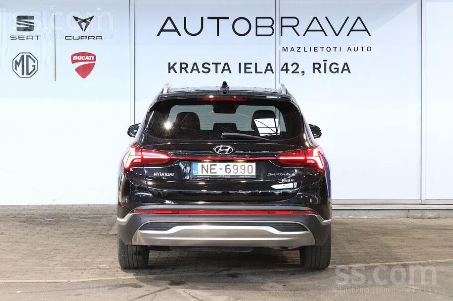 Black Hyundai Santa Fe 2022 in Riga, with an engine capacity of 1.60 L and mileage of 66 thousand km for 34000 €, photo 8 on AUTOMOTO.COM.LV