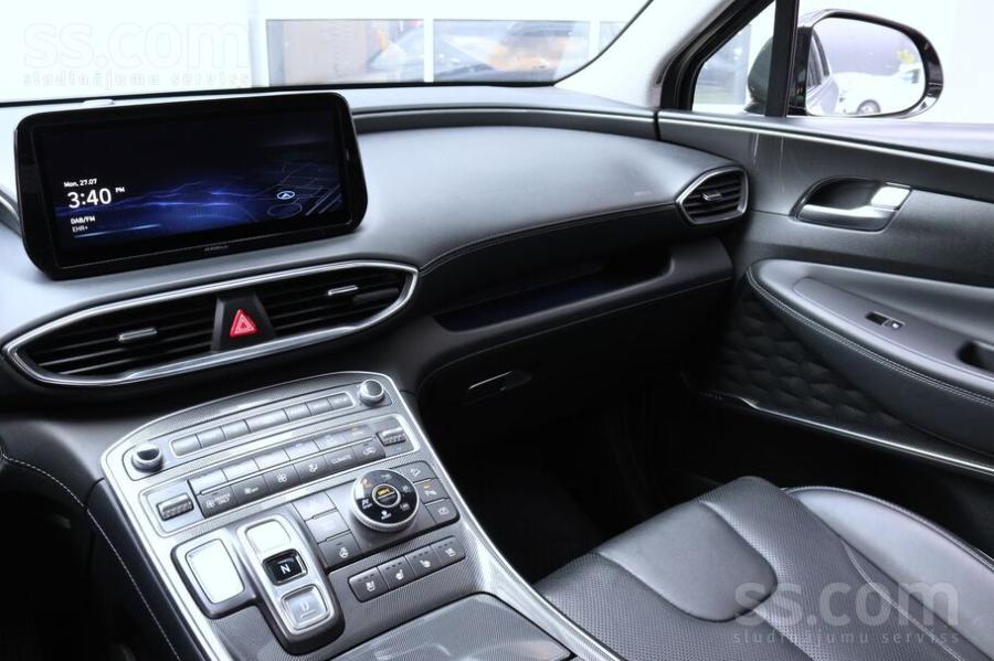 Black Hyundai Santa Fe 2022 in Riga, with an engine capacity of 1.60 L and mileage of 66 thousand km for 34000 €, photo 13 on AUTOMOTO.COM.LV