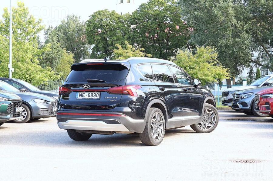 Black Hyundai Santa Fe 2022 in Riga, with an engine capacity of 1.60 L and mileage of 66 thousand km for 34000 €, photo 35 on AUTOMOTO.COM.LV