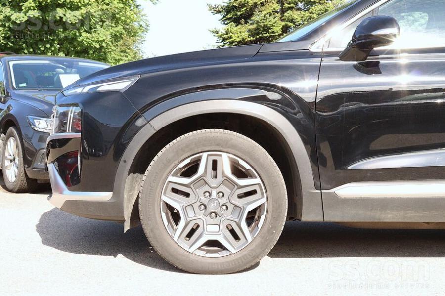 Black Hyundai Santa Fe 2022 in Riga, with an engine capacity of 1.60 L and mileage of 66 thousand km for 34000 €, photo 36 on AUTOMOTO.COM.LV