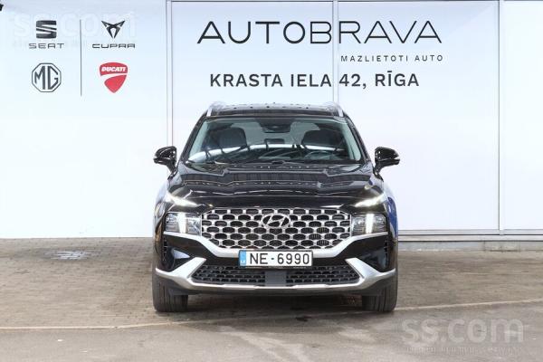 Black Hyundai Santa Fe 2022 in Riga, with an engine capacity of 1.60 L and mileage of 66 thousand km for 34000 €, photo 2 on AUTOMOTO.COM.LV