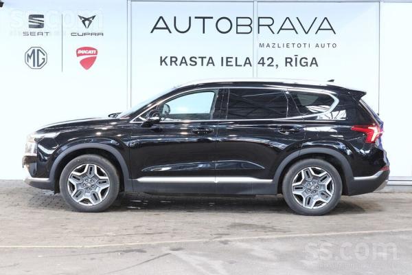 Black Hyundai Santa Fe 2022 in Riga, with an engine capacity of 1.60 L and mileage of 66 thousand km for 34000 €, photo 4 on AUTOMOTO.COM.LV